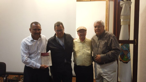 Reporteros en la Red - U.A.T. - Presenta la UAT el libro Sobrevivir o ...